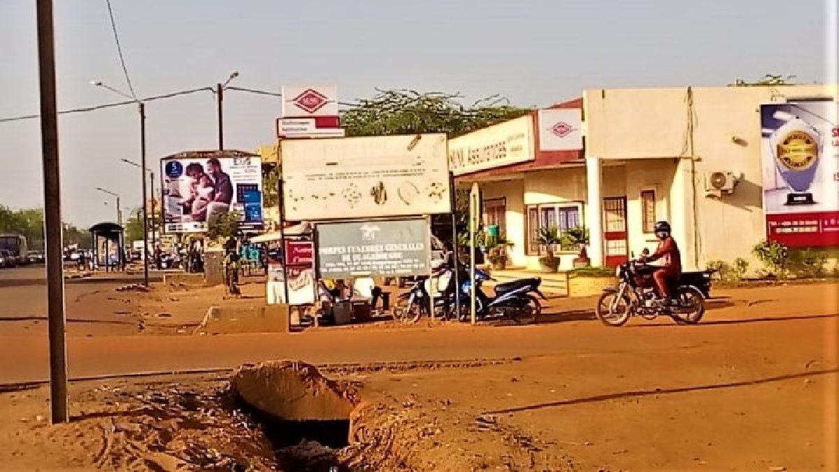 Ouagadougou : Une opération de pose de QR codes sur les panneaux ...