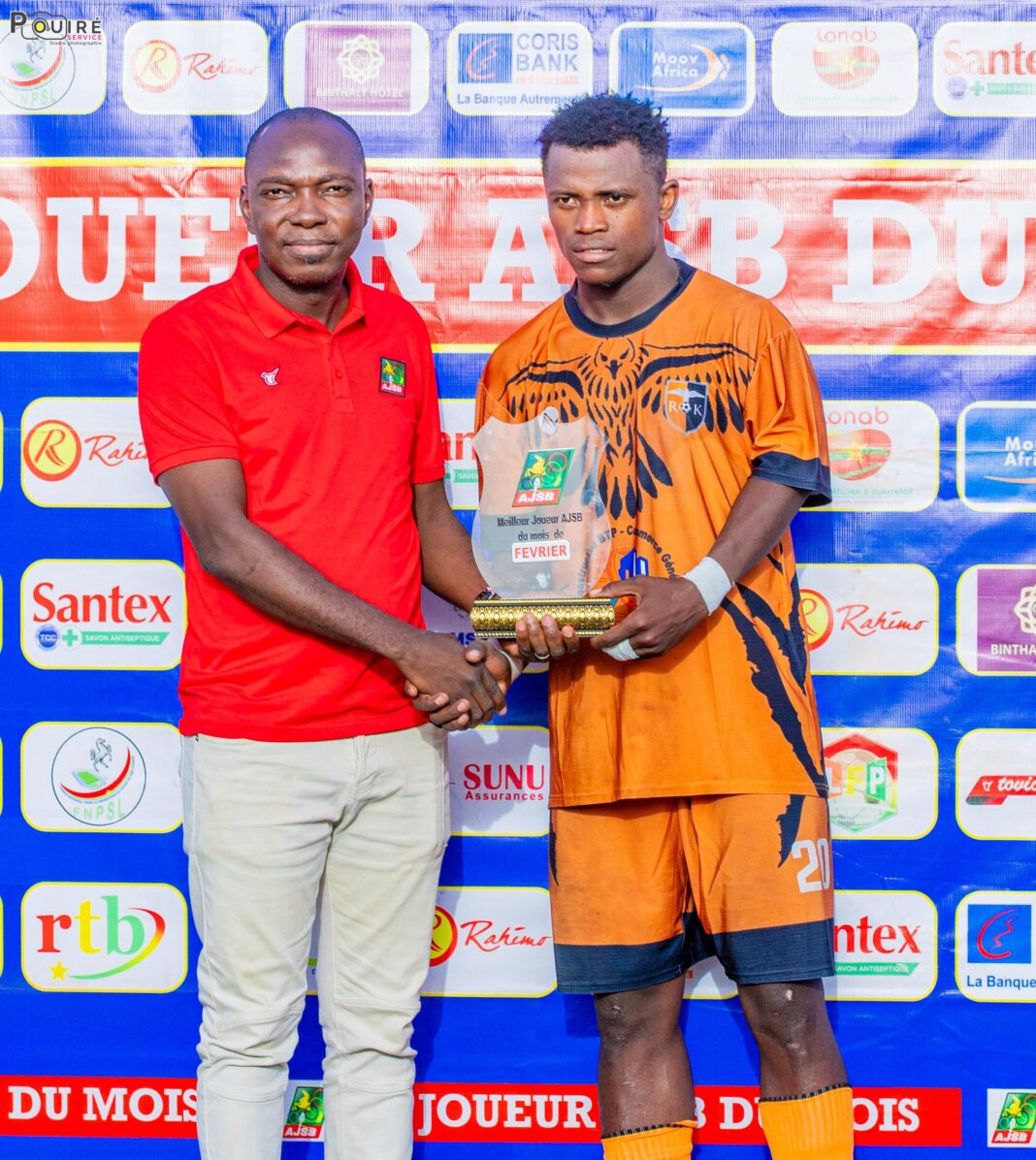 FasoFoot/Ligue 1 : Le sociétaire du RCK Arnaud Yao reçoit son prix du ...